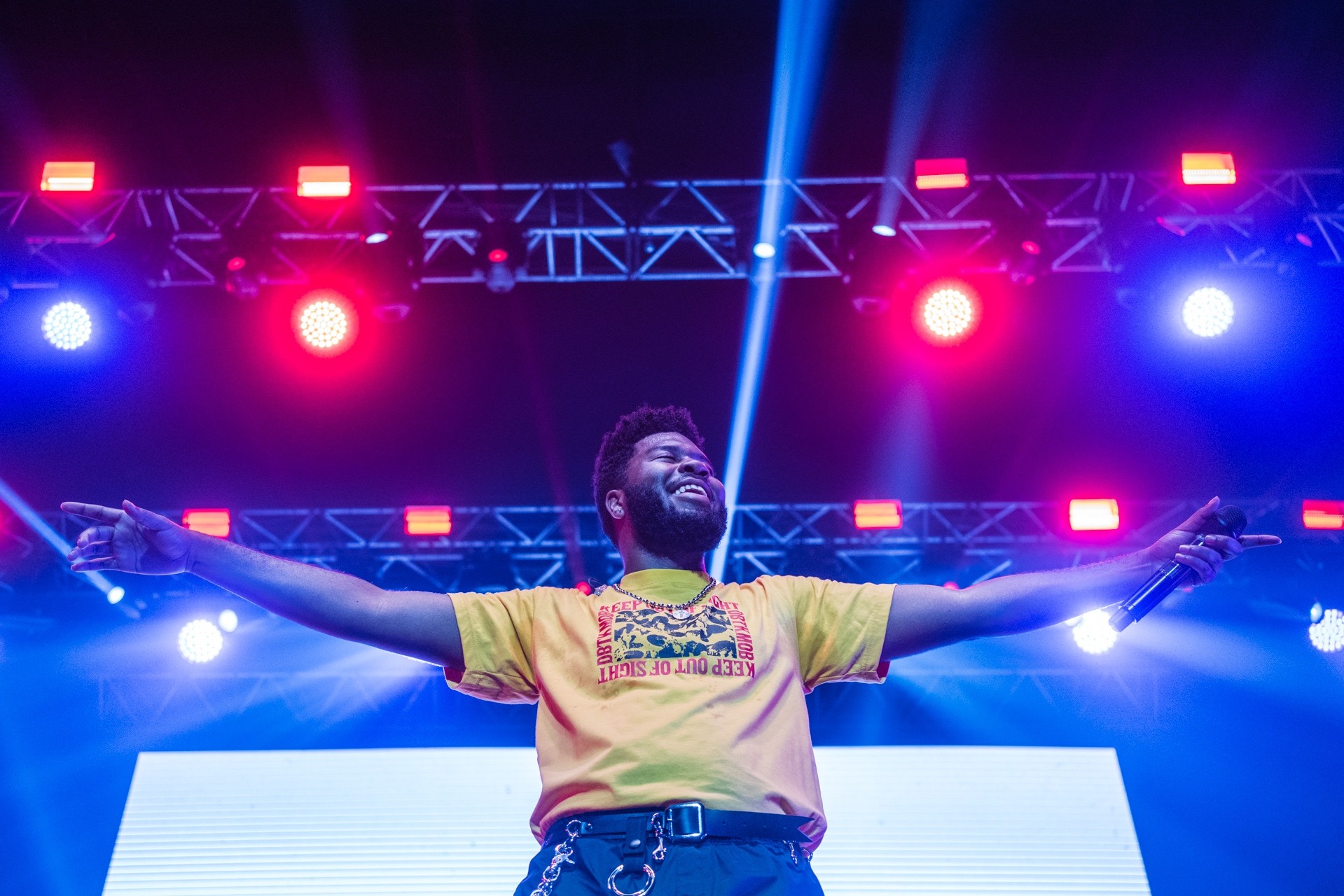 Khalid stages a dynamic performance in Manila debut – photo gallery