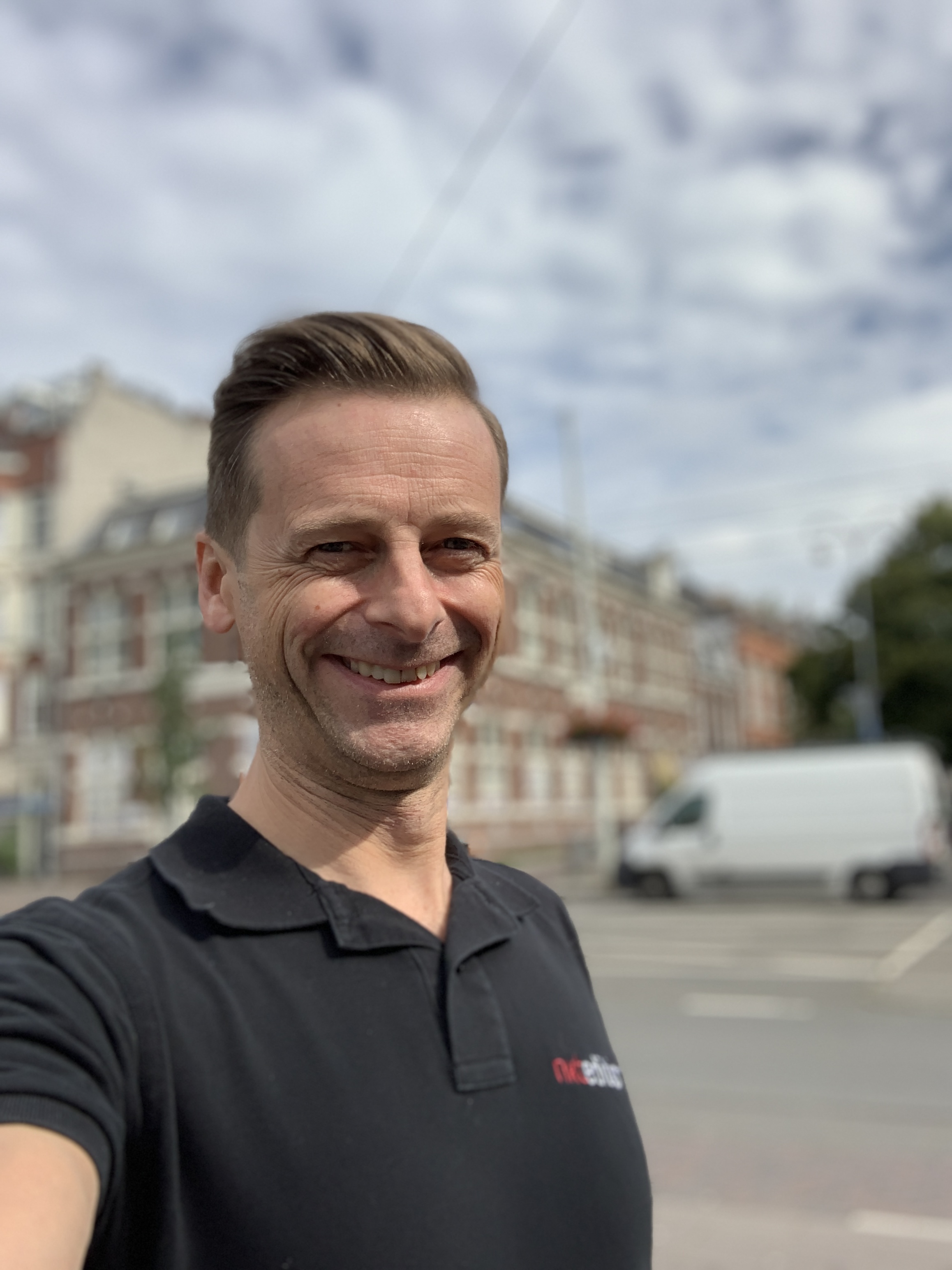 Getting Others to Act | Daniel Pink Teaches Sales and Persuasion ...